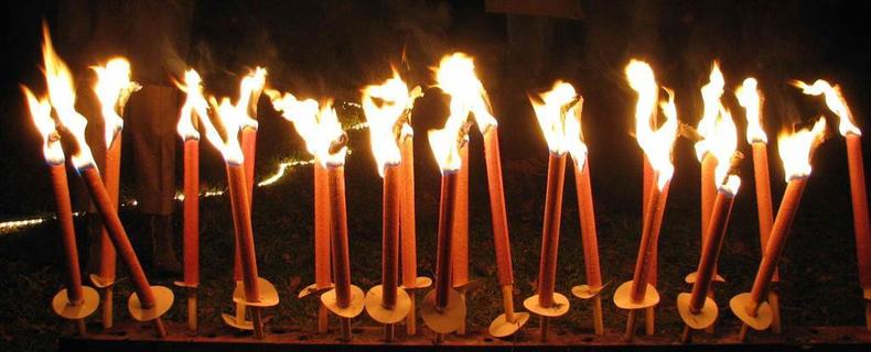 Fackel-Wanderung bei Dämmerung